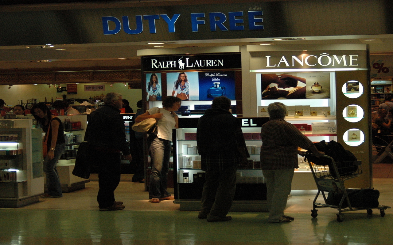 Elevating Retail Spaces: Innovative In Store Display Solutions in the UAE